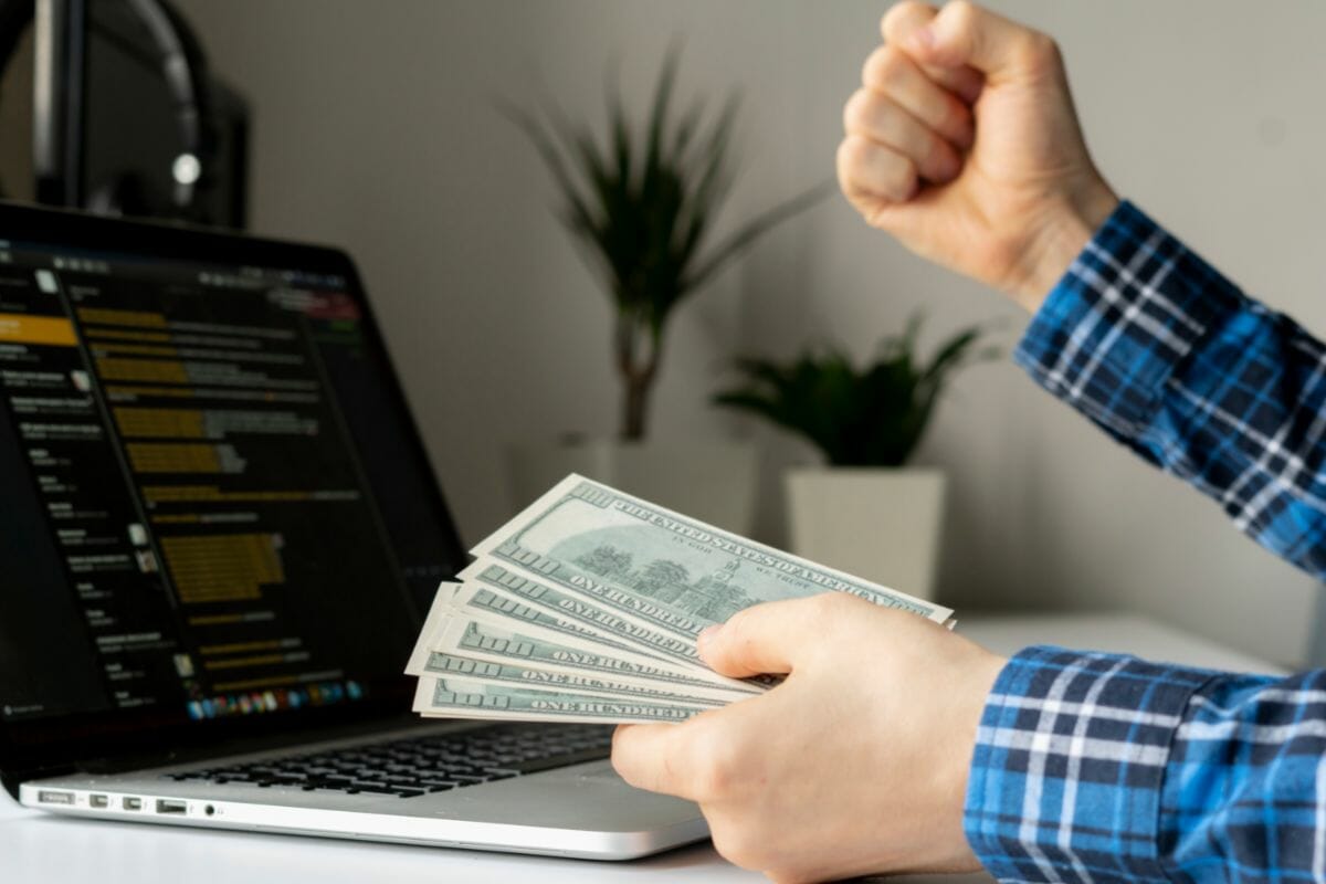 9 Top Ways To Earn A Side Income (According To Experts) - Up the Gains